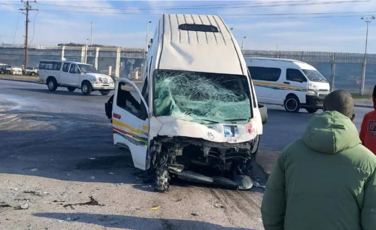 Fatal crash between Golden Arrow bus and taxi leaves one dead - Smile ...